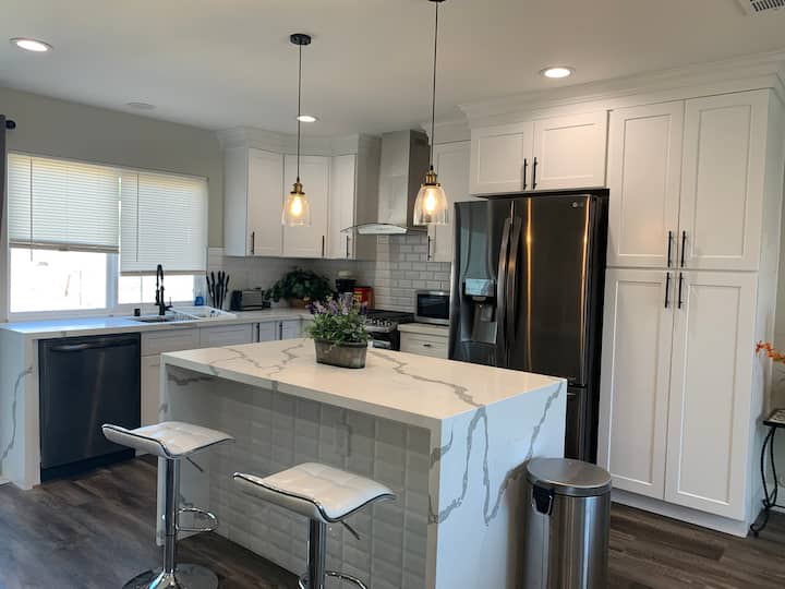 Modern Family 4 Bedroom Single House Central Vegas