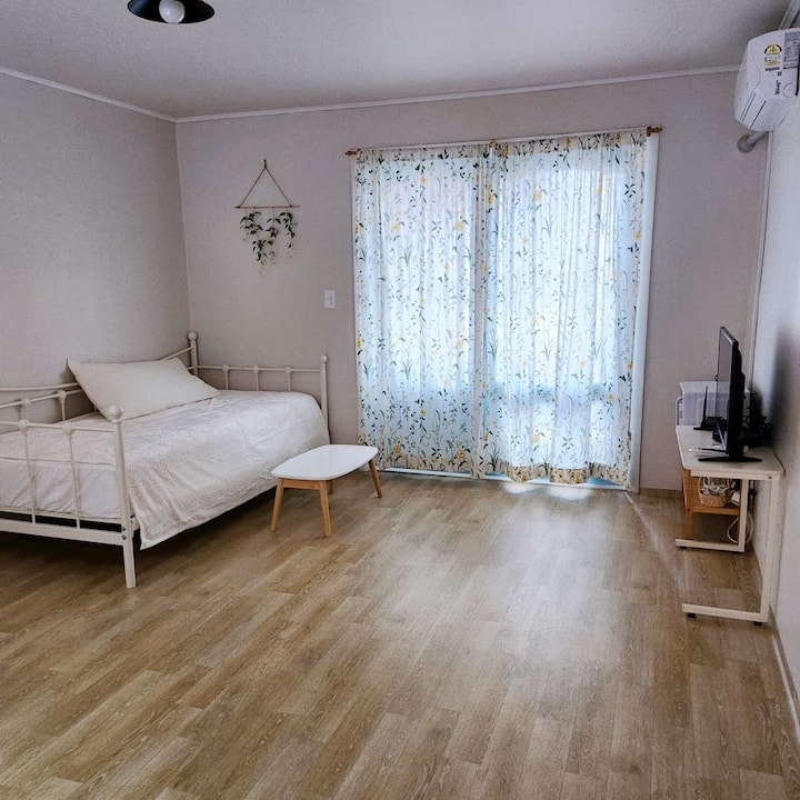 위치최고,공항 10분 바다 도보 2분.트윈룸
10min To Airport. Two Bed - Jeju-si