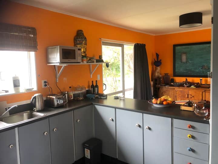 Colourful Raglan Home With Great Veiws - Raglan