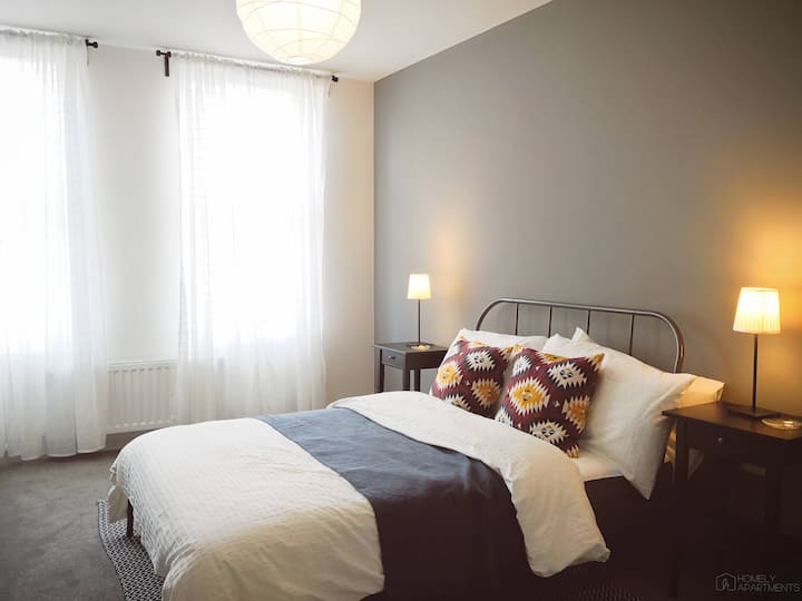 Two Bedroom Apartment With Fireplace - Sheffield, UK