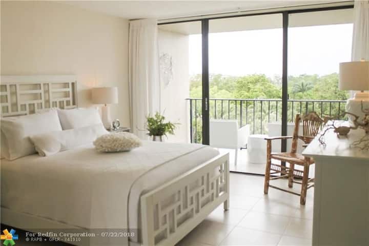 Luxurious Penthouse Condo In West Palm Beach - West Palm Beach, FL