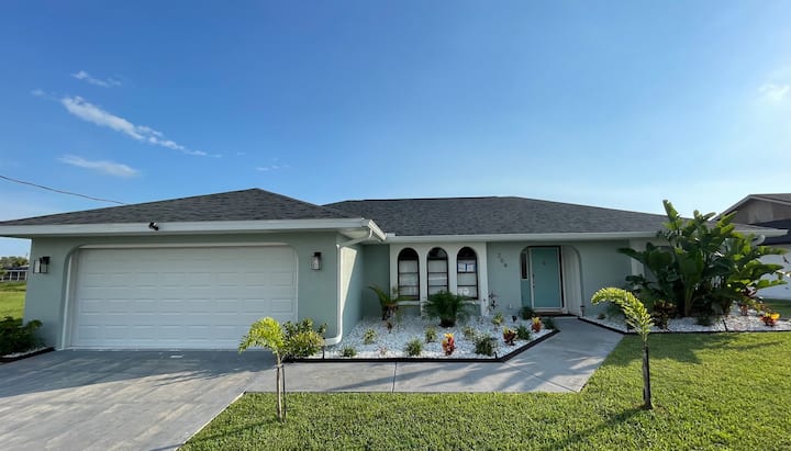 Cozy, Comfortable, 4/2 Pool And Canal View - Englewood, FL