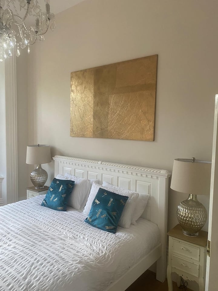 "Grand Apartment With Free Onsite Parking!" - Canterbury