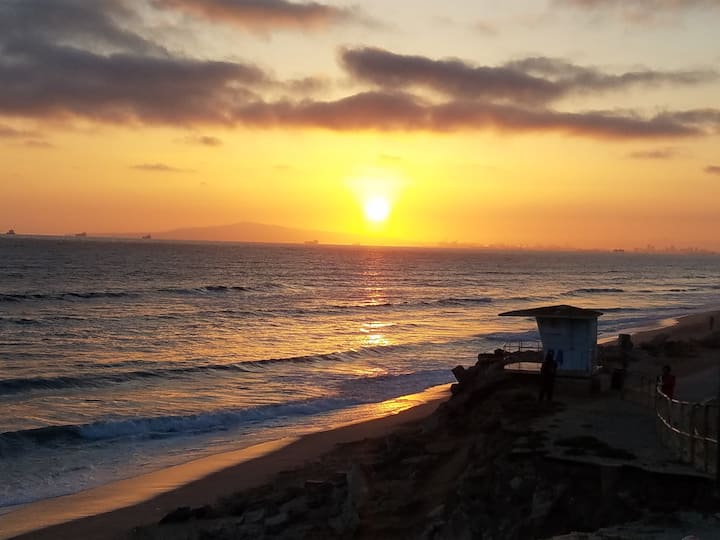 Upstairs Cozy Apt At The Beach! - Huntington Beach, CA