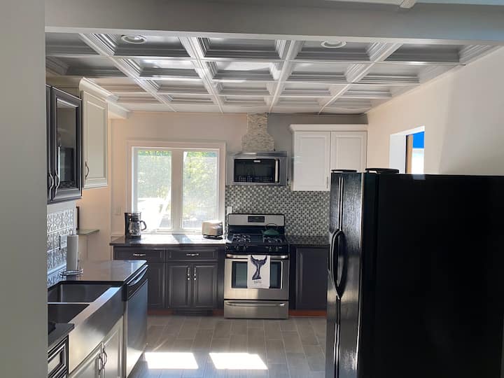 A Charming Modern Suburban 3 Bedroom Condo Close To Boston - Wakefield, MA
