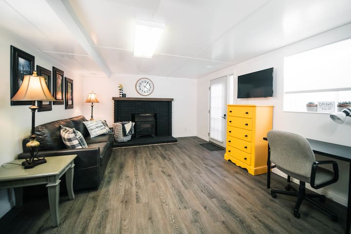 • Walnut Tree Place •
Ski & Hike Homebase - Sandy, UT