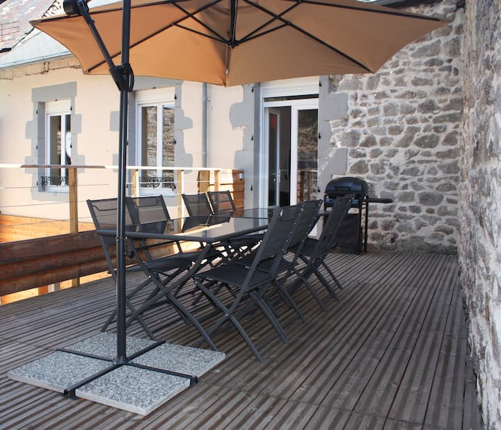 Maison En Centre-ville Et Au Calme. Vue Montagne - Super-Besse