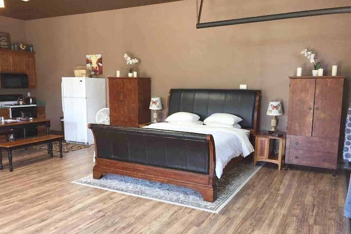 King Bed : Quiet Country Studio : I-5 Corridor. - Red Bluff, CA