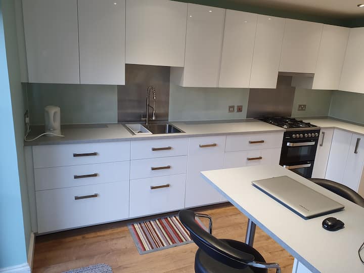 6 Bedroom, 3 Bathroom Contractor Gem For 6 By Gchq - Gloucestershire