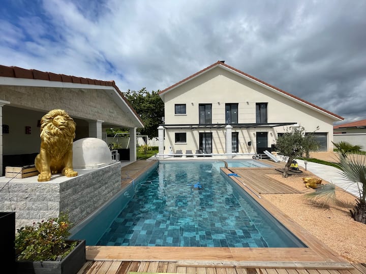 Maison Chaleureuse Avec Piscine - Pont-de-Chéruy