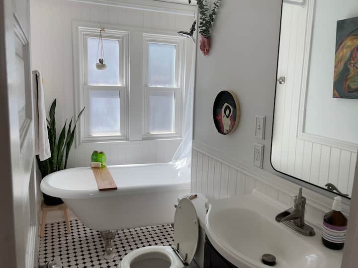 Northeast Cottage- Bright Cozy Home, Deck & Garden - Minneapolis