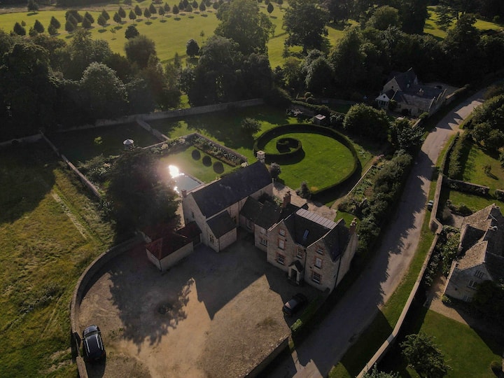 A Large Cotswold Country Retreat - Cotswold Wildlife Park & Gardens