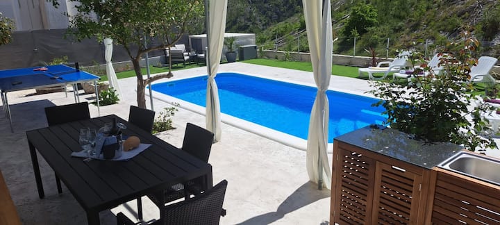 Holiday Home Maya, Heated  Pool - Jesenice