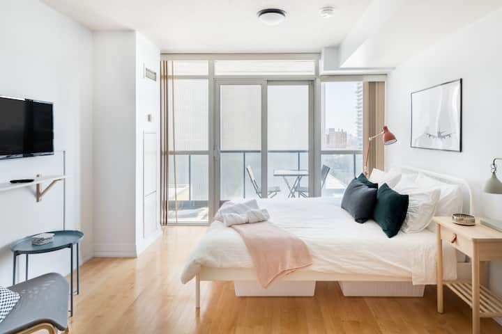 Quiet Stylish Location With Balcony In The Heart Of Downtown - Toronto