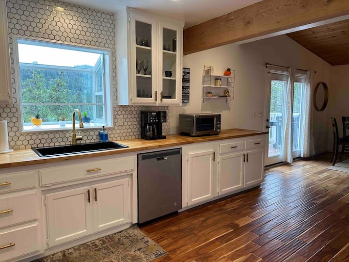 Beautiful Mountain Home With A Breath Taking View - San Bernardino, CA