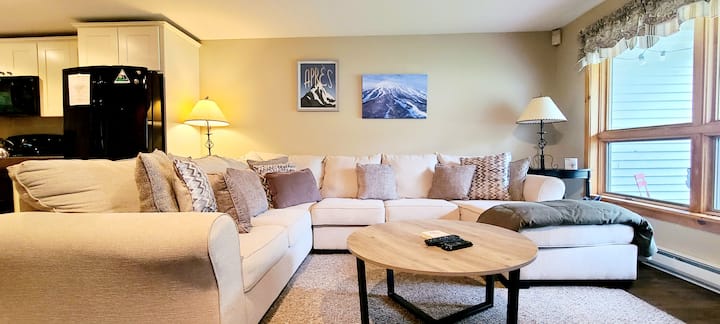 Cozy Condo Pet Friendly/pool Access/trails Nearby - Carrabassett Valley, ME