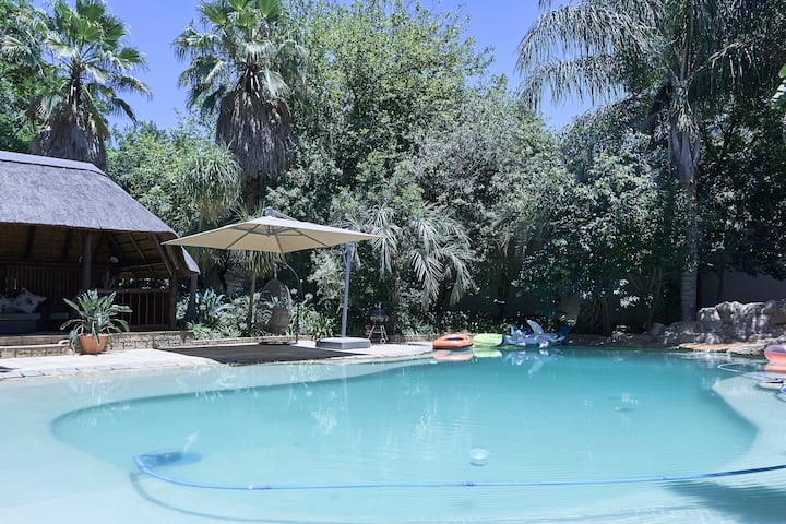 Deluxe Home In The Heart Of Bryanston, Sandton - Sandton