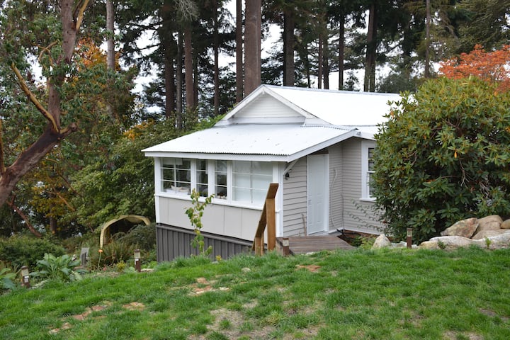 A Little Piece Of Paradise-waterfront Cabin. - Gibsons