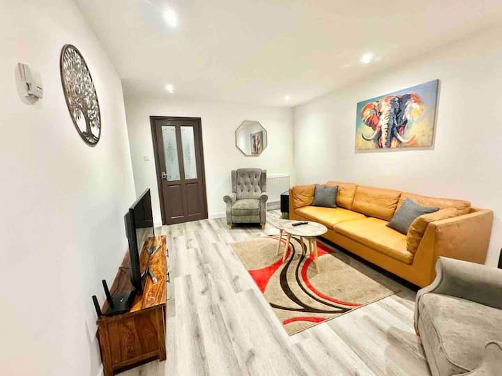 Swindon 3 Bedroom House To Relax And Enjoy - Swindon