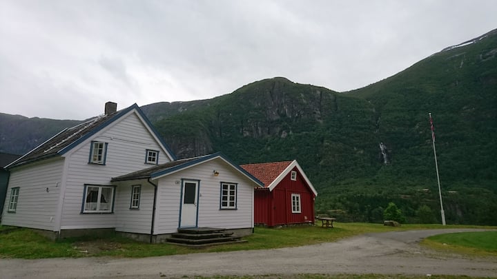 White Cottage In Stunning Location - Undredal