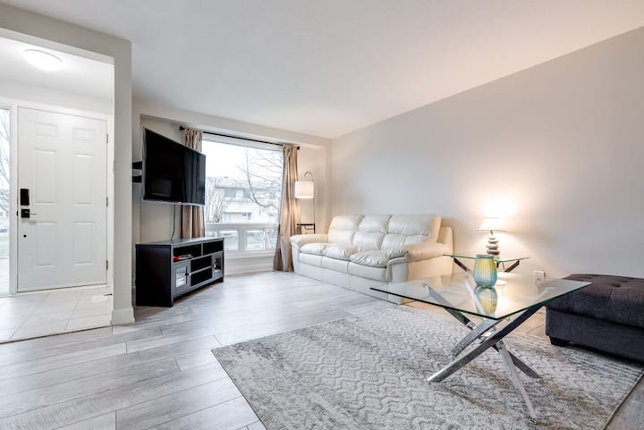 Luxury Modern Townhouse On A Traffic-free Street - Ottawa