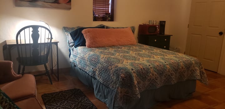 Spacious Room In An Adobe Home In Desert Setting - Del Rio, TX
