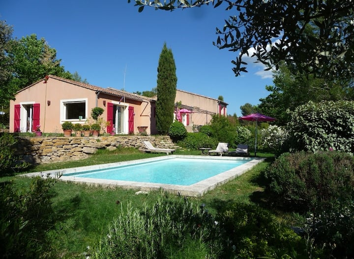 À 24 Km D'aix-en-provence Dans Un Jardin. - Var