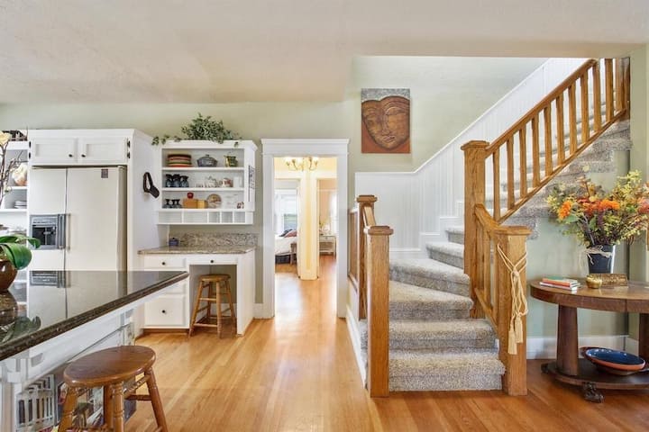 Historic Home Near Sequoia Park - Exeter, CA