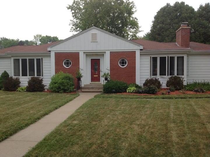 Duplex - Perfect For Two Couples - Sleeps 4-6 - Midland, MI