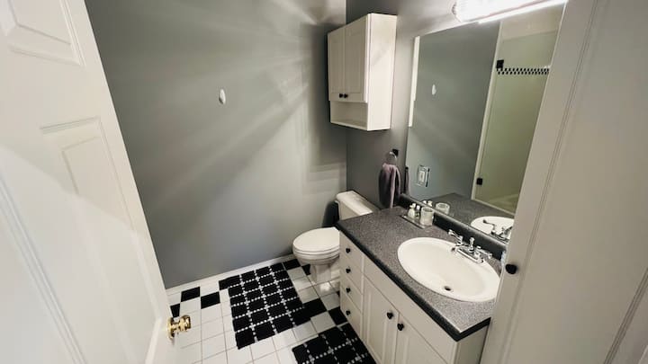 Entire Guest Suite: 2bed, Kitchen, Big Living Area - Tulsa, OK