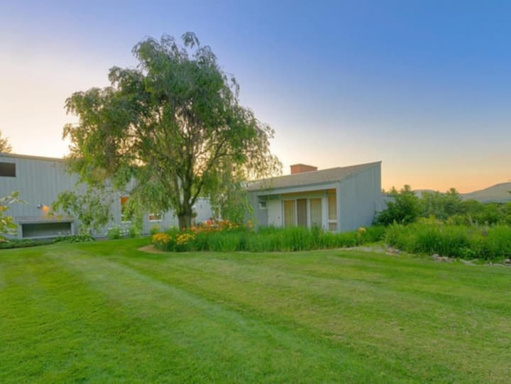 11-acre Mid-century Estate, Newly Renovated, Pool - North Adams, MA