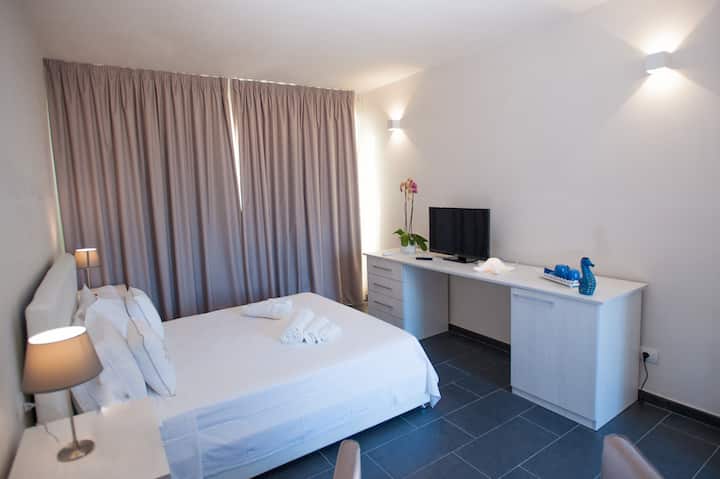 Elegante Camera Con Terrazzo Solarium