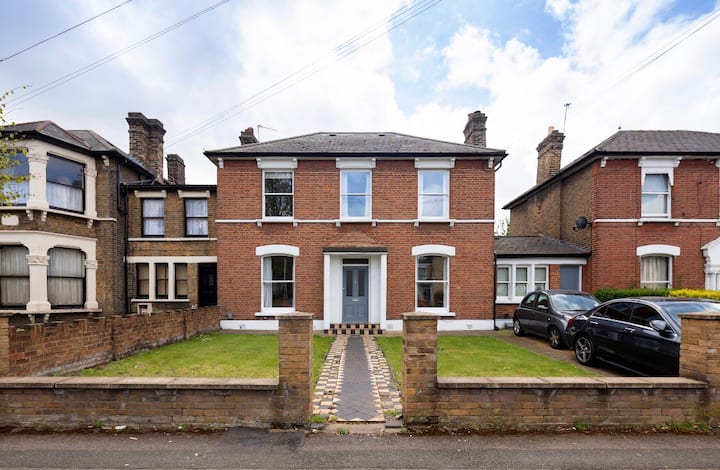 Self Contained 1 Bedroom Garden Flat With Parking - Charlton - London