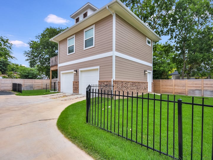 Crestview Guest House - Austin, TX