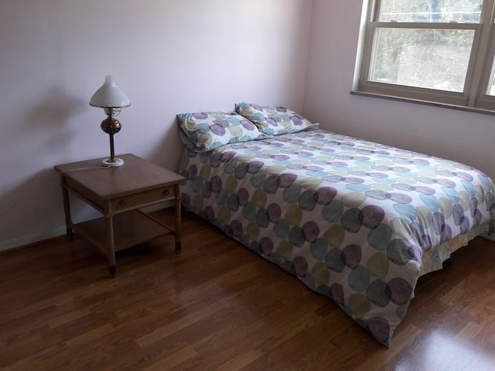 Clean, Quiet , And Comfortable Room. - Kirkwood, MO
