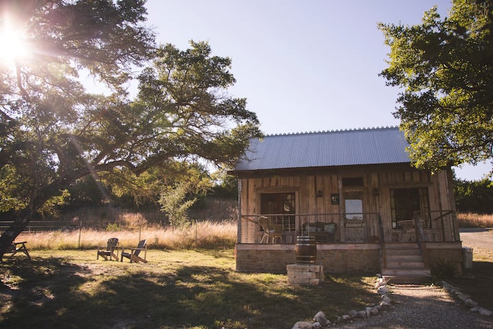 Cabins At Red Rock: White House - 1 Of 6 Cabins - Grape Creek Vineyards, Fredericksburg
