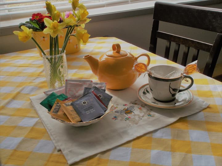 The Bee & Bee Guest Suite For Your Island Getaway - Salt Spring Island