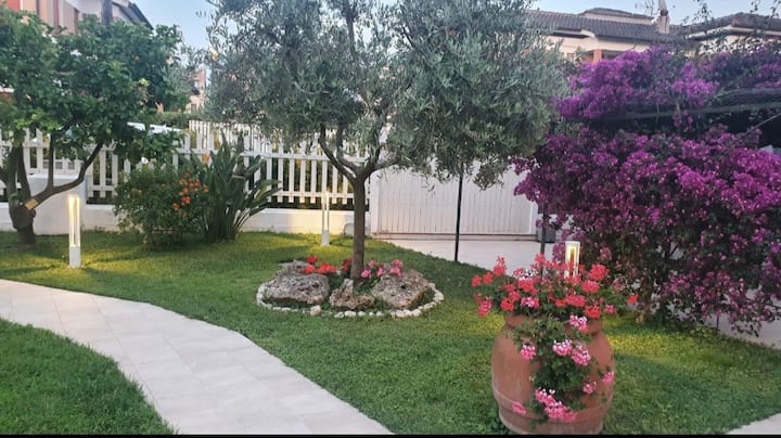 Villa Valeria.....a 50 Metri Dalla Spiaggia - Terracina
