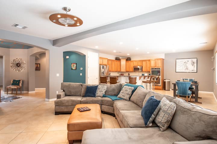 Chic Oasis In Gated Community: Proximity To All - North Las Vegas, NV