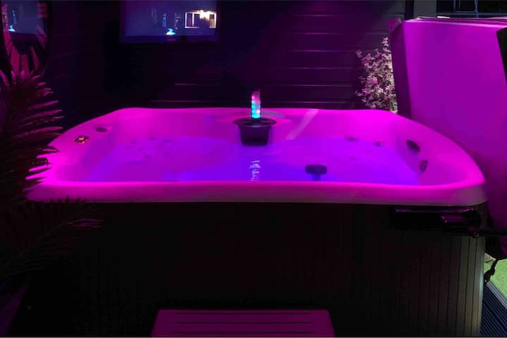 Stylish Modern 2 Bedroom Villa, With Spa Cave. - Dundee