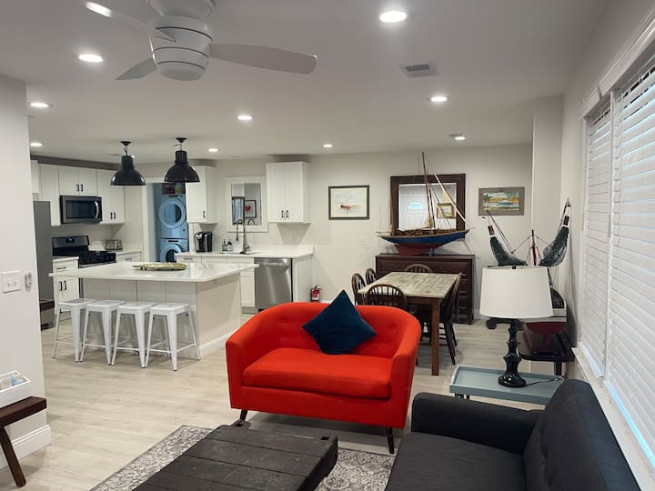 Bright 4 Bedroom Home 10 Minutes From Downtown - Charleston, SC