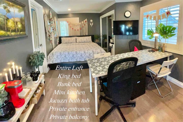 Charming 🄻🄾🄵🅃🛏King🔐prvt Door🍳tiny Kitchen ☂️Balcony - Huntington Beach, CA