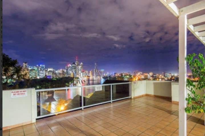 Large Kangaroo Point 3 Bedrrom Apartment - Brisbane