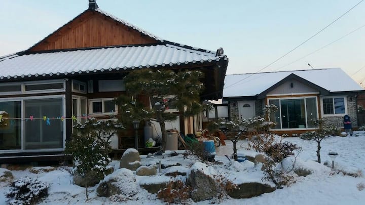 영덕 "외할머니 한옥" 외할머니 집으로 오세요. 70년 된 독채 한옥체험 촌캉스 - 영덕군