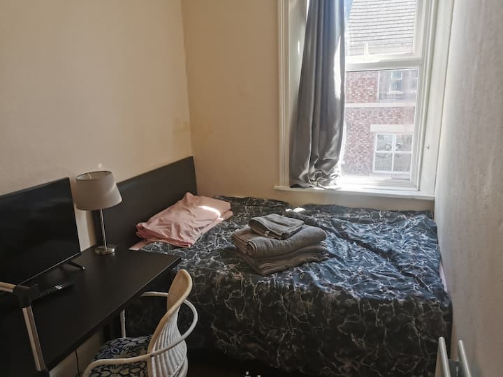 Small Double Room In Cozy Home. Free Parking. - 뉴캐슬어폰타인