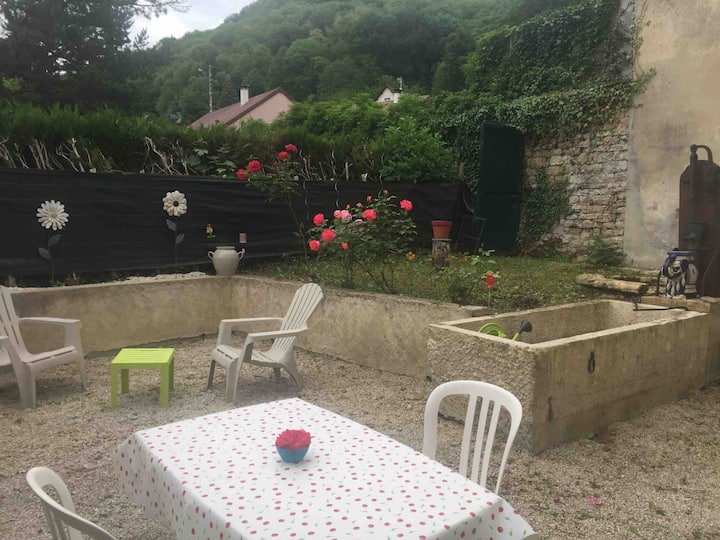 F2 De Charme Avec Jardinet - Baume-les-Messieurs