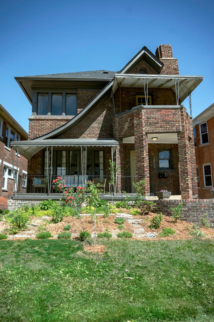 Get Cozy In This 100 Year Old Beauty - Detroit