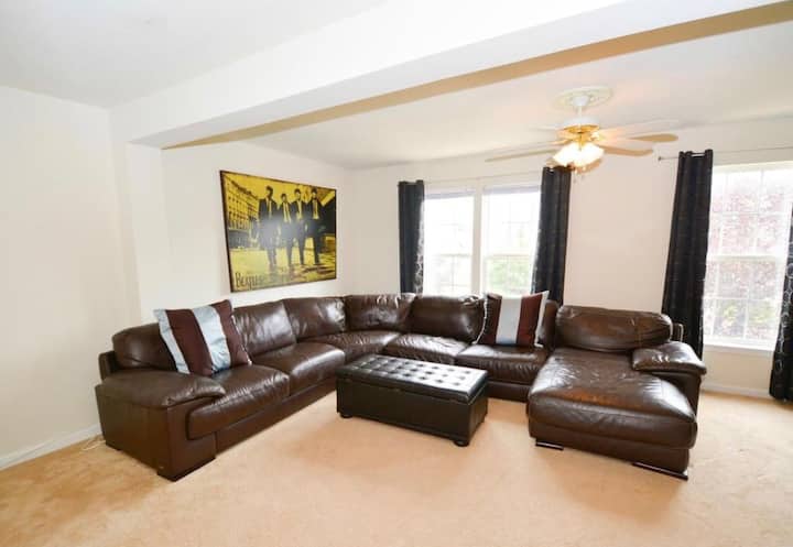 Townhouse Bedroom In Awesome Location, Room 2 - Fredericksburg, VA