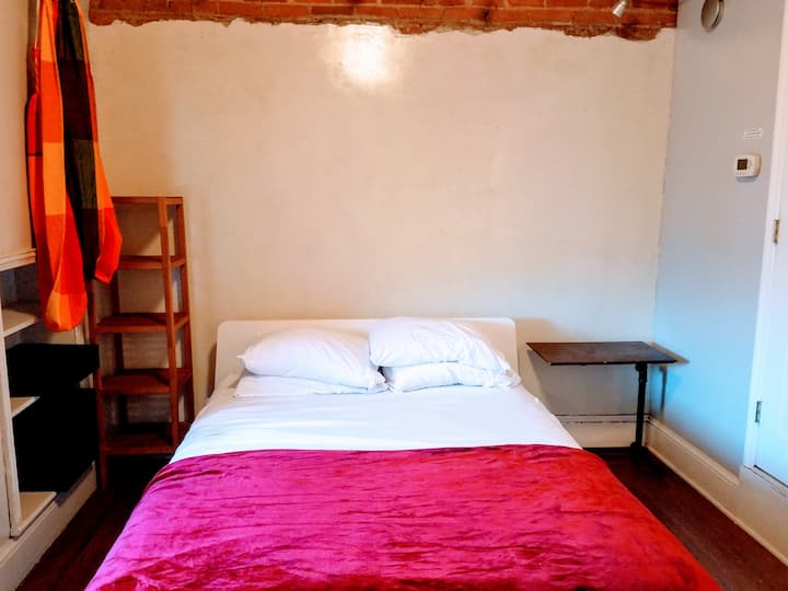 Color Pop Room. Colorful, Quiet Urban Retreat. - Philadelphia, PA