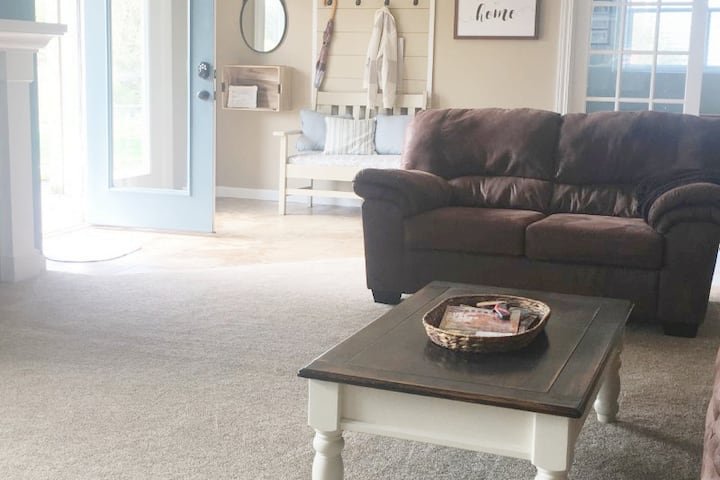 Beautiful 3 Bedroom Apartment, Kitchen, Fireplace - Madison, WI